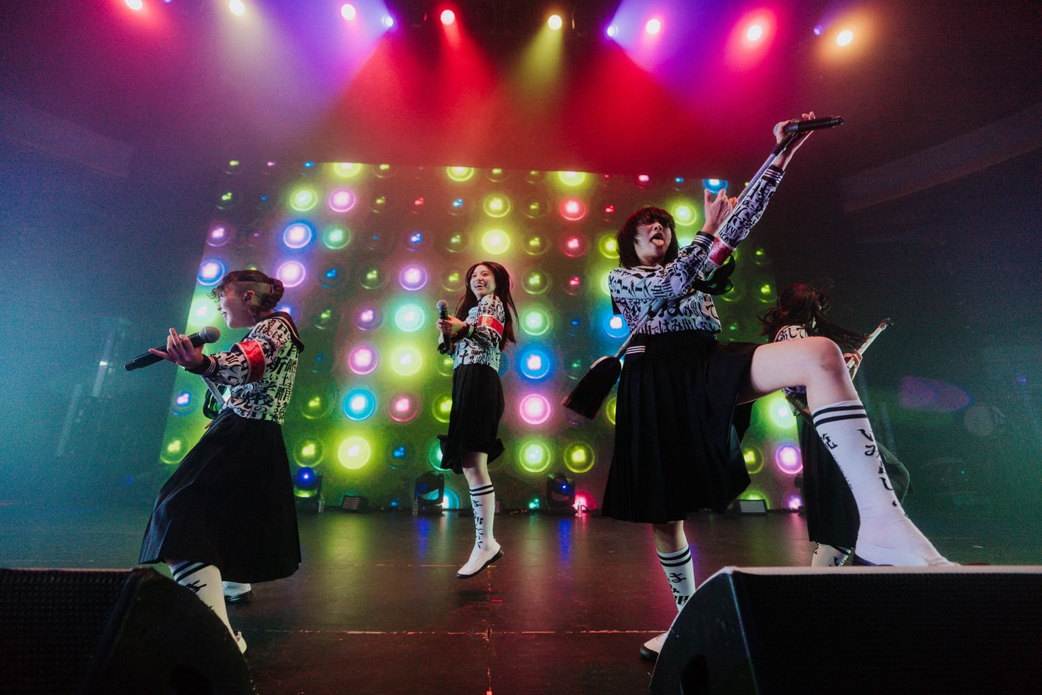 新しい学校のリーダーズa.k.a. ATARASHII GAKKO! ヨーロッパ、アジア、北米26ヶ所を巡り全世界で65000人を動員した ...