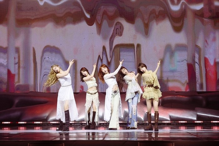 LE SSERAFIM 5th Mini Album 'HOT' メディアショーケース オフィシャルレポート。約1年にわたる壮大な3部作の最終 ...